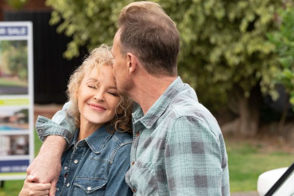 Watch all the classic Neighbours episodes before RTÉ bids final...