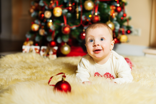 6 must-have photos of baby’s first Christmas