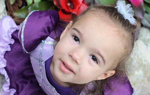 Photo of girl, 3, with no arms goes viral for the most touching...