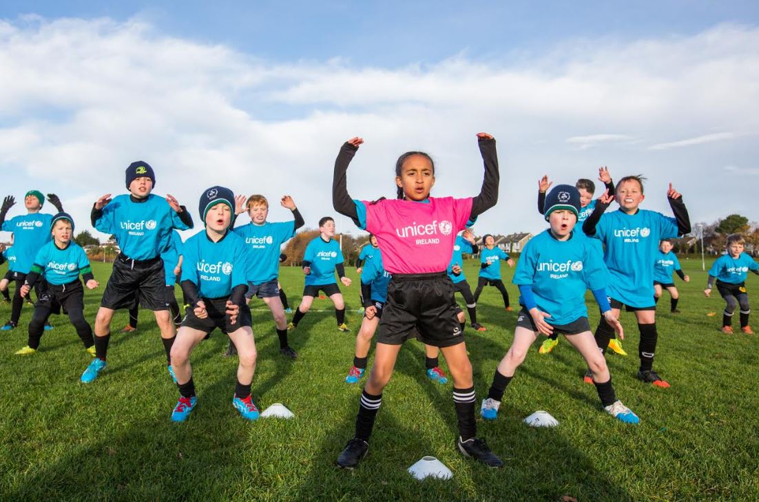 26 Irish kids perform the Haka in FRONT of the All Blacks - and...