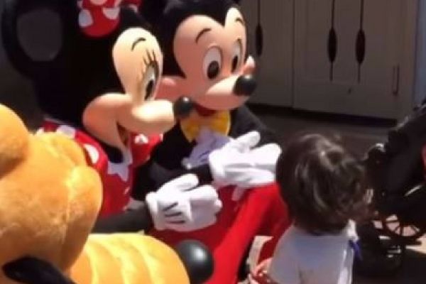 'Nice to meet you': Deaf little boy signs with his favourite...